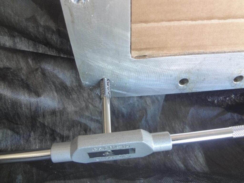 Utilização de insertos metálicos roscados para fixação de tampas e ...